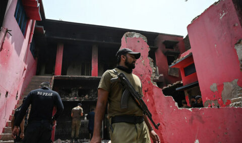 A MOB IN PAKISTAN BEAT A CHRISTIAN AND BURN DOWN HIS HOUSE OVER ALLEGED ...