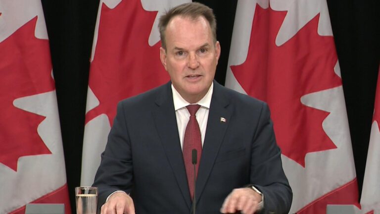 FEDERAL MINISTER ASKS LABOUR BOARD TO INTERVENE IN CANADA POST STIKE